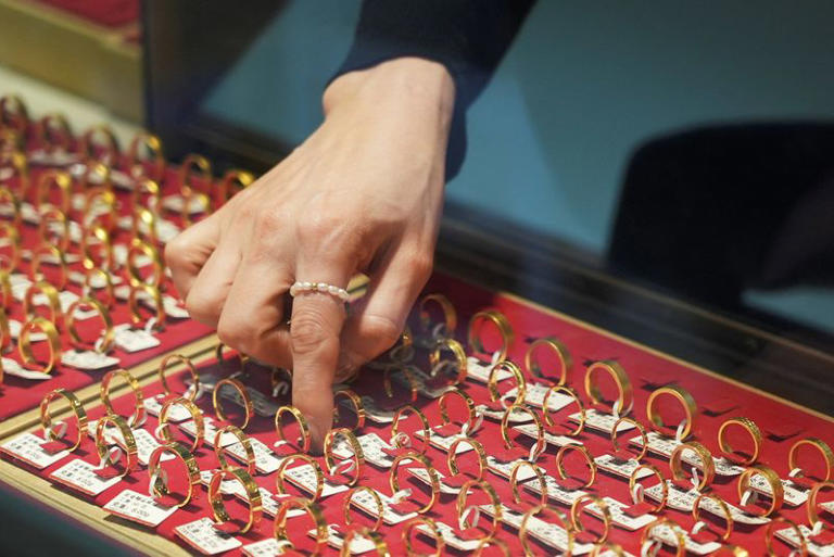 Chinese buyers and sellers expect gold rush to continue despite record ...