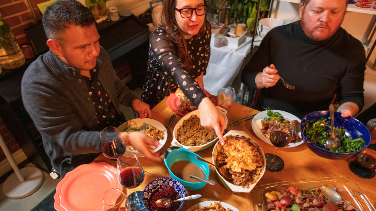 Host insisted dinner wasn't a potluck, then demanded money from guests ...