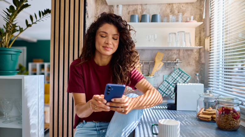 This budget DIY upgrades old blinds into cutesy boho wall art