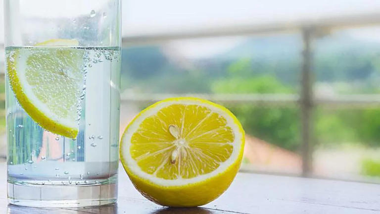 Por qué recomiendan tirar agua hirviendo con limón por las rejillas