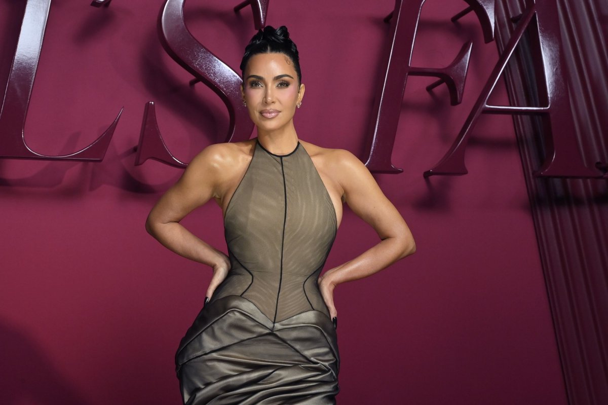 Look: Netflix shares photo of Kardashian, Glaser from 'Fifth Wheel'