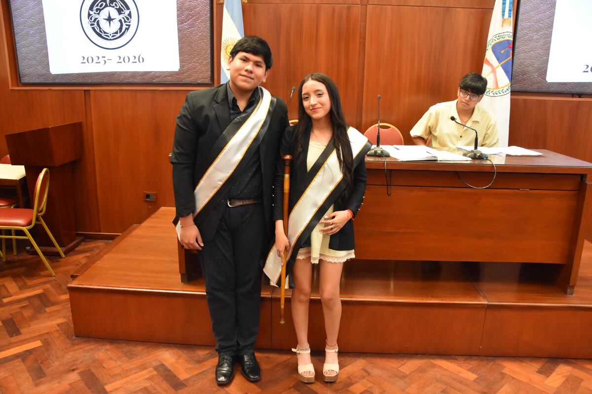 Con banda y bastón de mando, la Federación de Centros de Estudiantes de ...