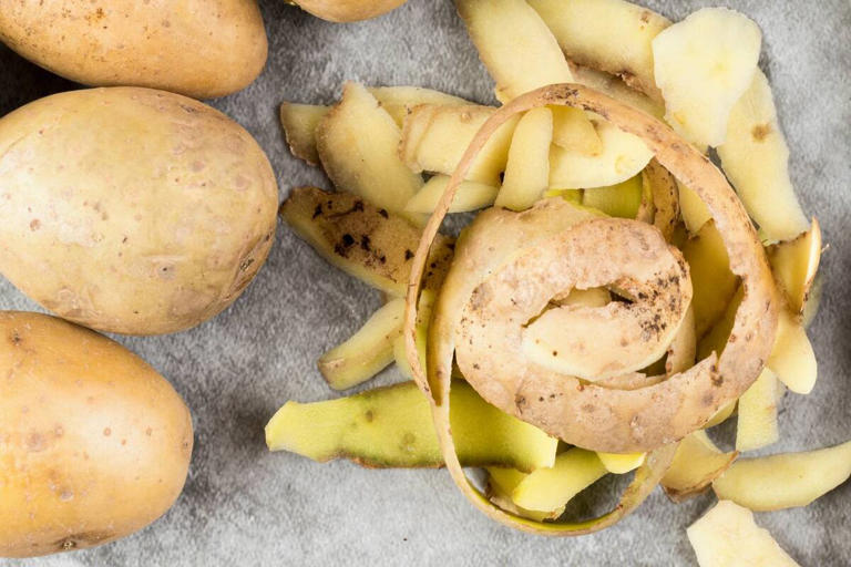 Este es el beneficio secreto que trae colocar cáscara de papas en el ...