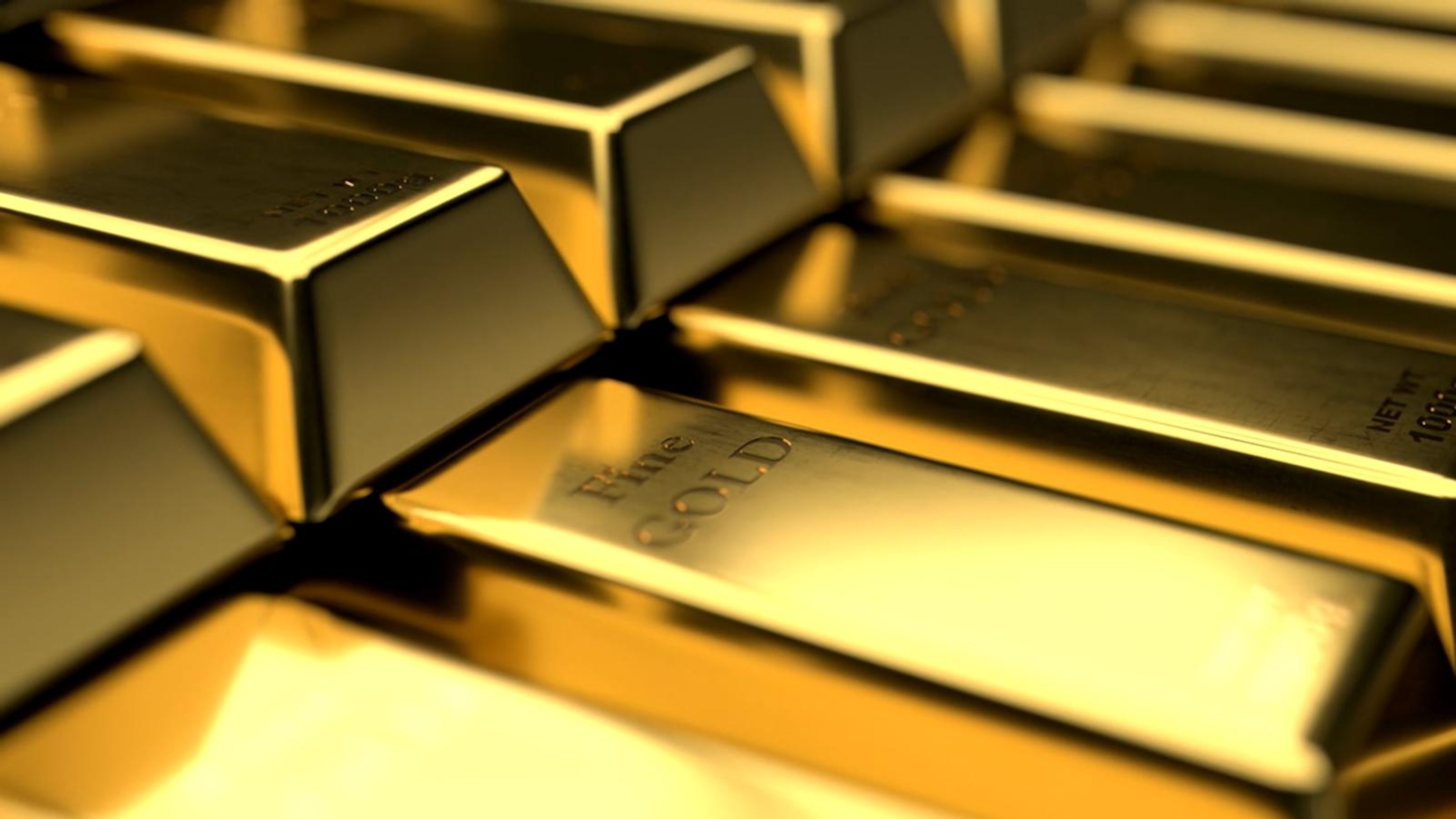 Gold hits new record high