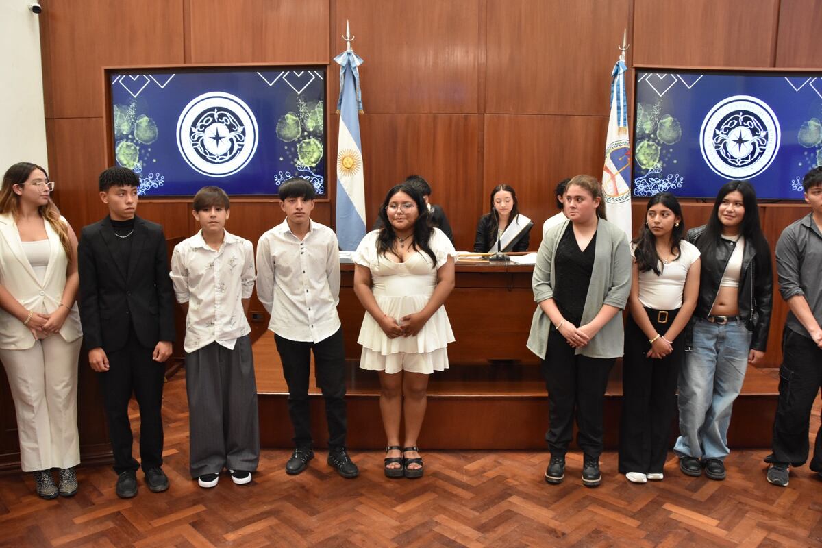 Con banda y bastón de mando, la Federación de Centros de Estudiantes de ...