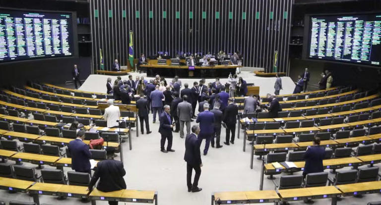 Câmara dos Deputados abre concurso com salário de R$ 21 mil