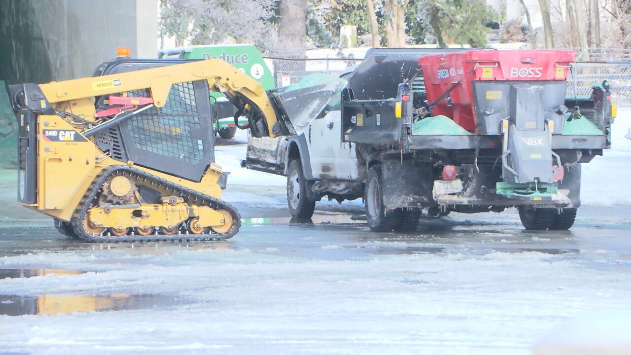 Bowling Green crews work nonstop to clear winter weather from roads