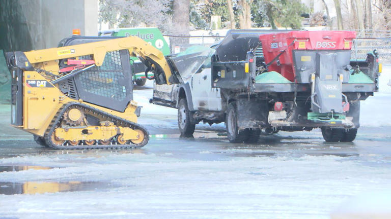 Bowling Green crews work nonstop to clear winter weather from roads