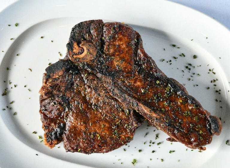 7 steakhouse chains known for oversized porterhouse plates