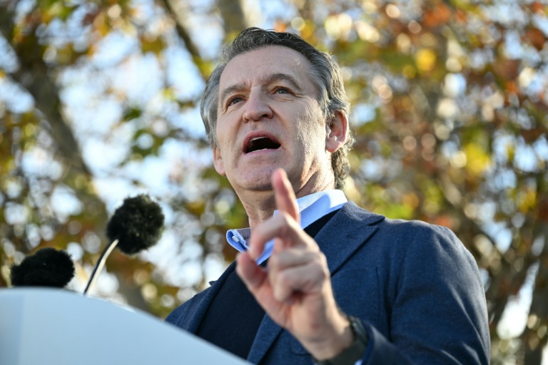 España prevé regularizar a medio millón de inmigrantes, la mayoría ...