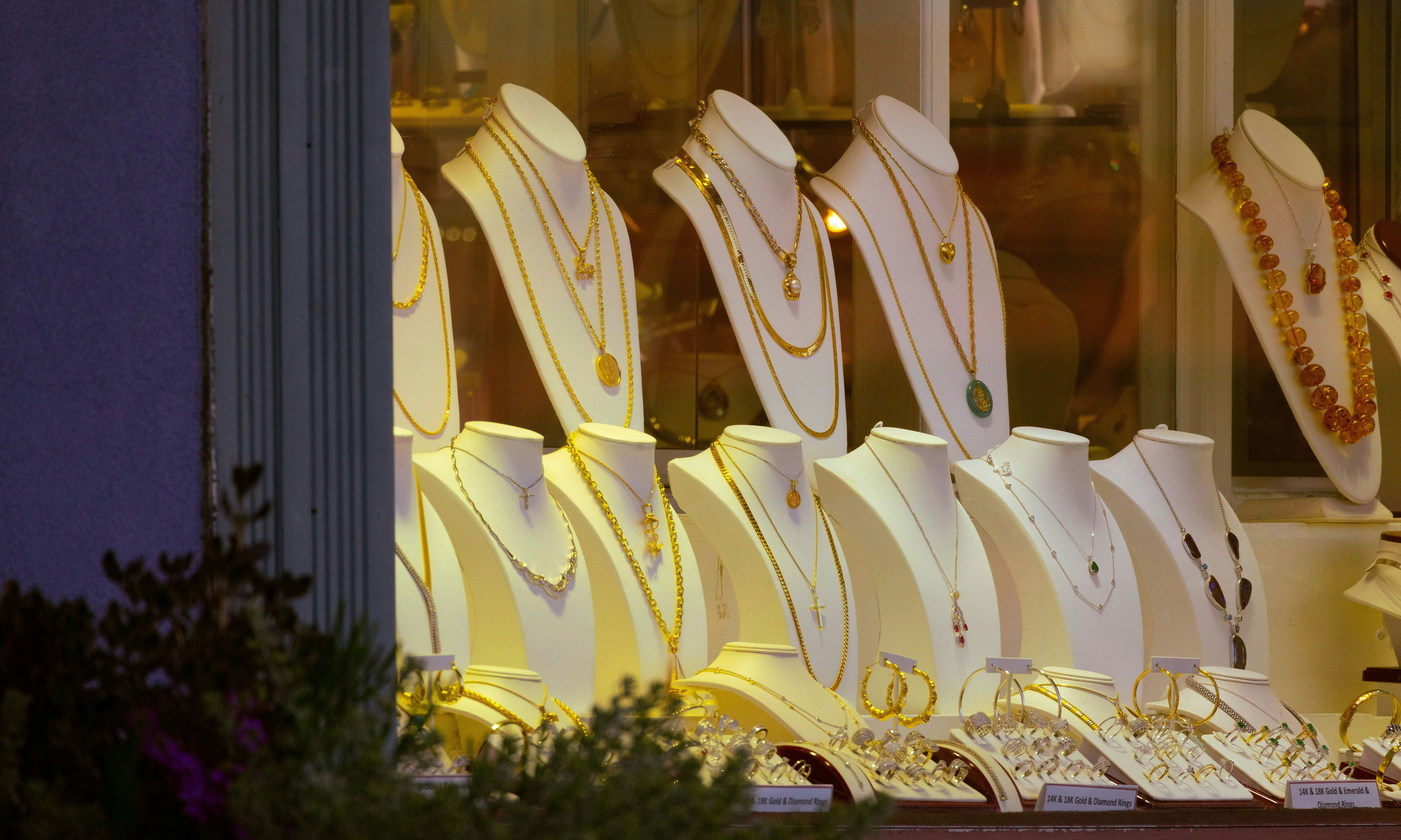 Violent jewelry store heist spirals into crashes, SWAT manhunt across ...