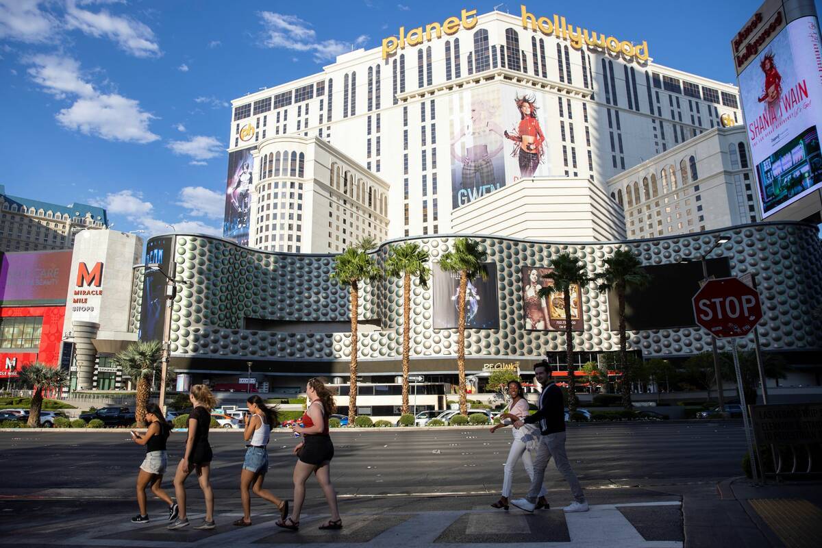 Inside gaming: Strip casino to close poker room