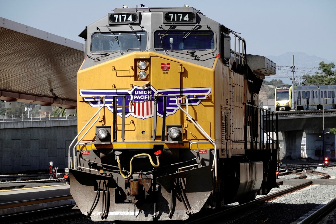 Union Pacific profit rises despite revenue falling on lower volumes