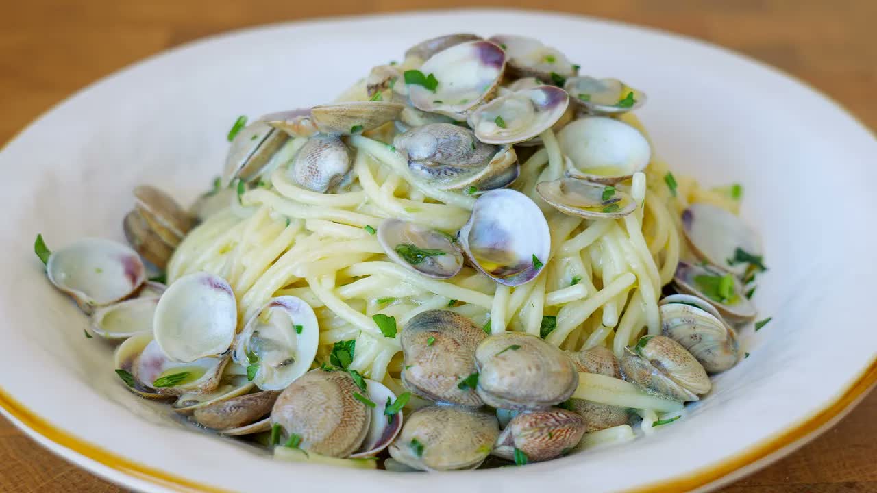 How to cook spaghetti alle vongole like it’s done in Italy