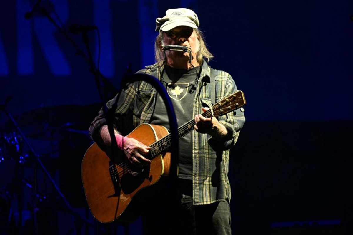 Groenland - Neil Young haalt muziek weg van Amazon en geeft ze gratis ...