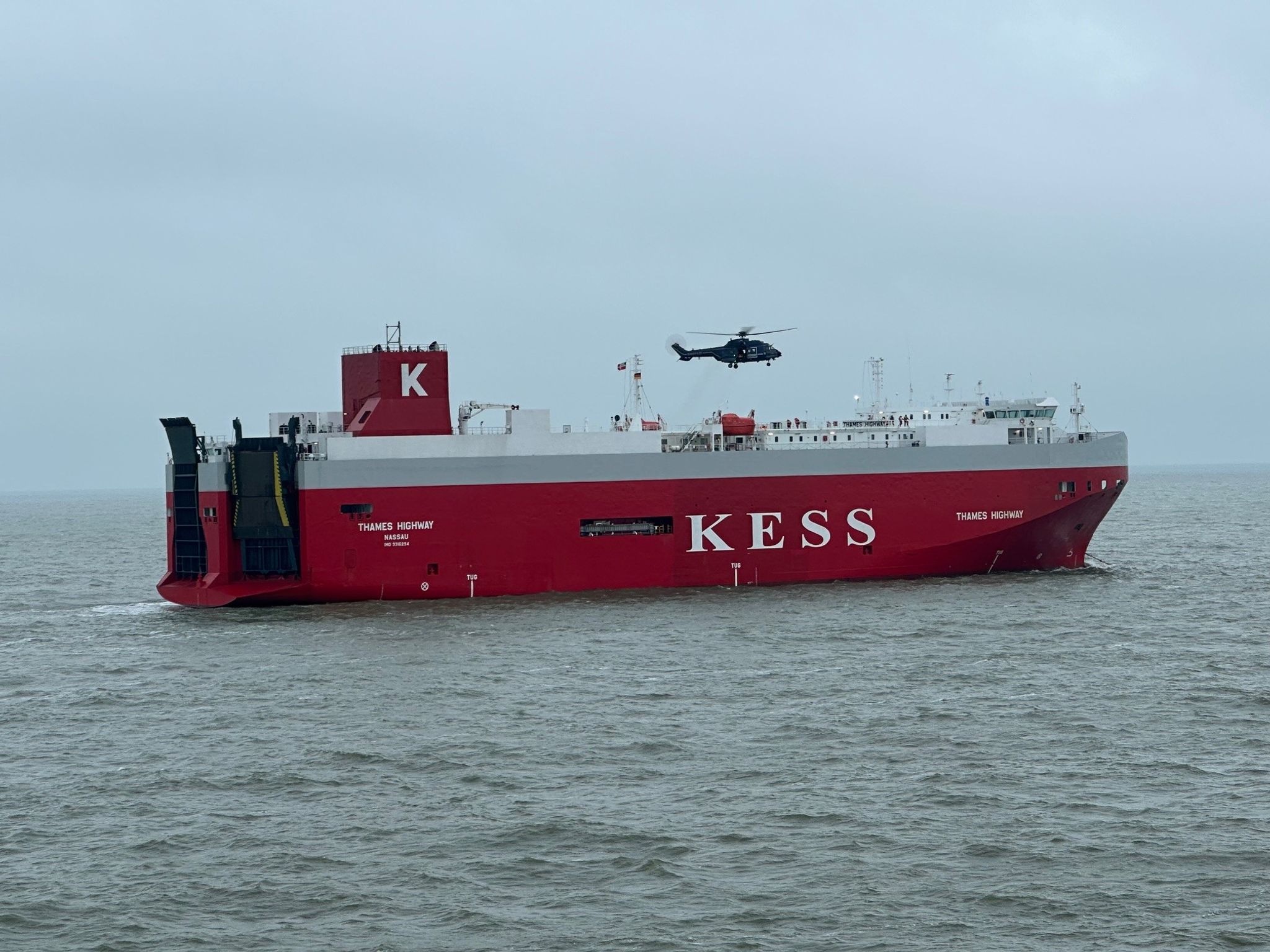 Manövrierunfähiger Frachter auf dem Weg nach Emden