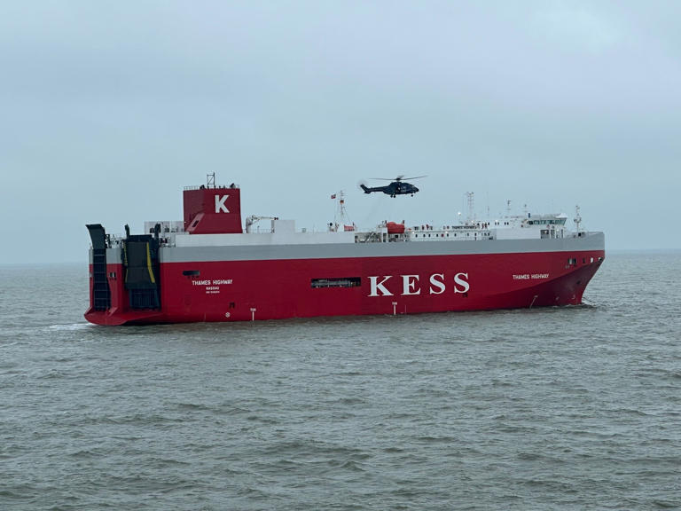 Manövrierunfähiger Frachter auf dem Weg nach Emden