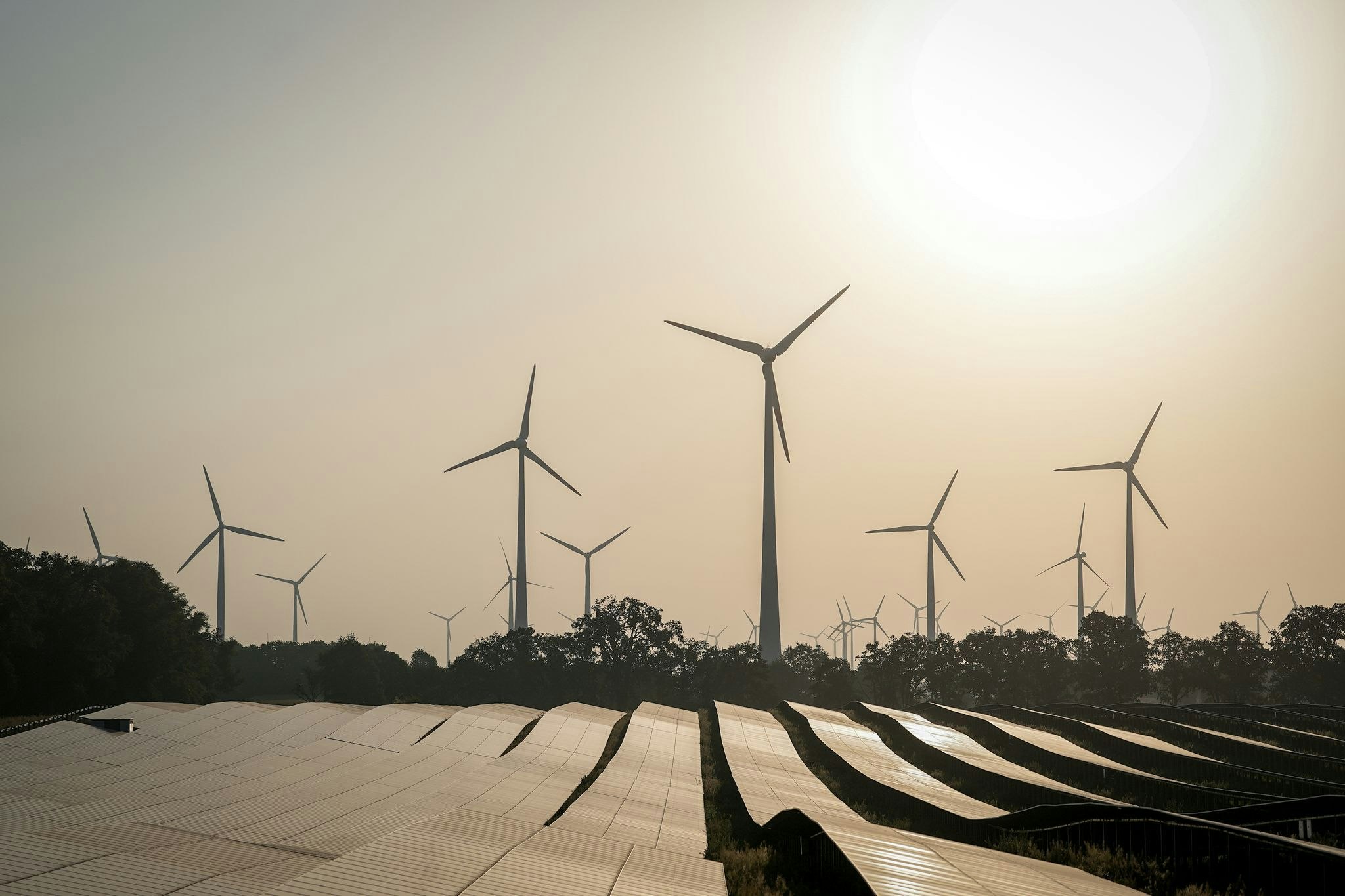 Erneuerbare Energien: Wind und Sonne liefern fast jeden Tag Strom für ...
