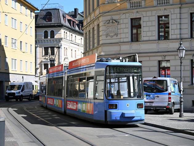 Mann überquert Gleise in Berg am Laim: Straßenbahn erfasst Fußgänger schwer