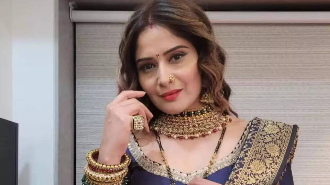 Arti Singh remembers her late mother; says, “I know you’re always ...