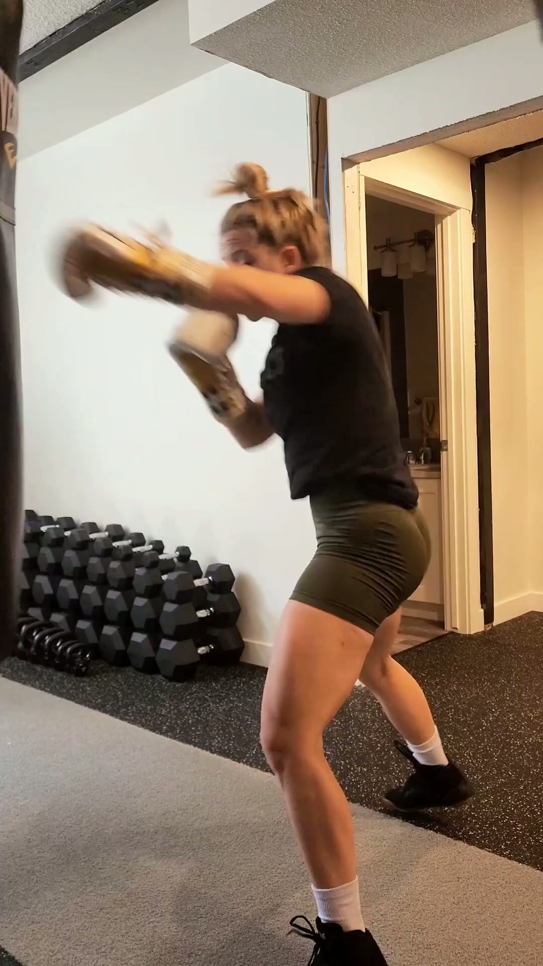 Bree Howling showing off dope head movement drills for boxing