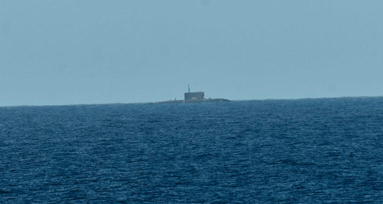 Nave da guerra italiana faccia a faccia con un sottomarino russo nel ...
