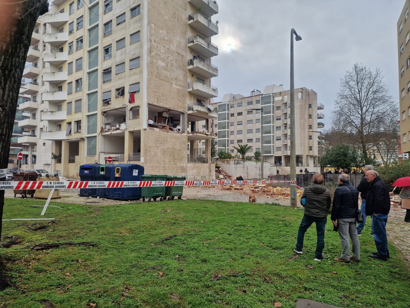 Cinco feridos, um em estado grave, em explosão em prédio