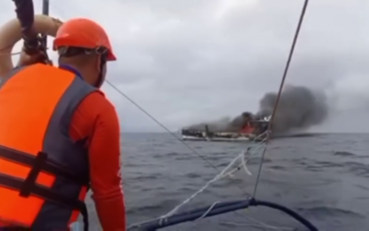 Yacht catches fire in Batangas, 7 rescued