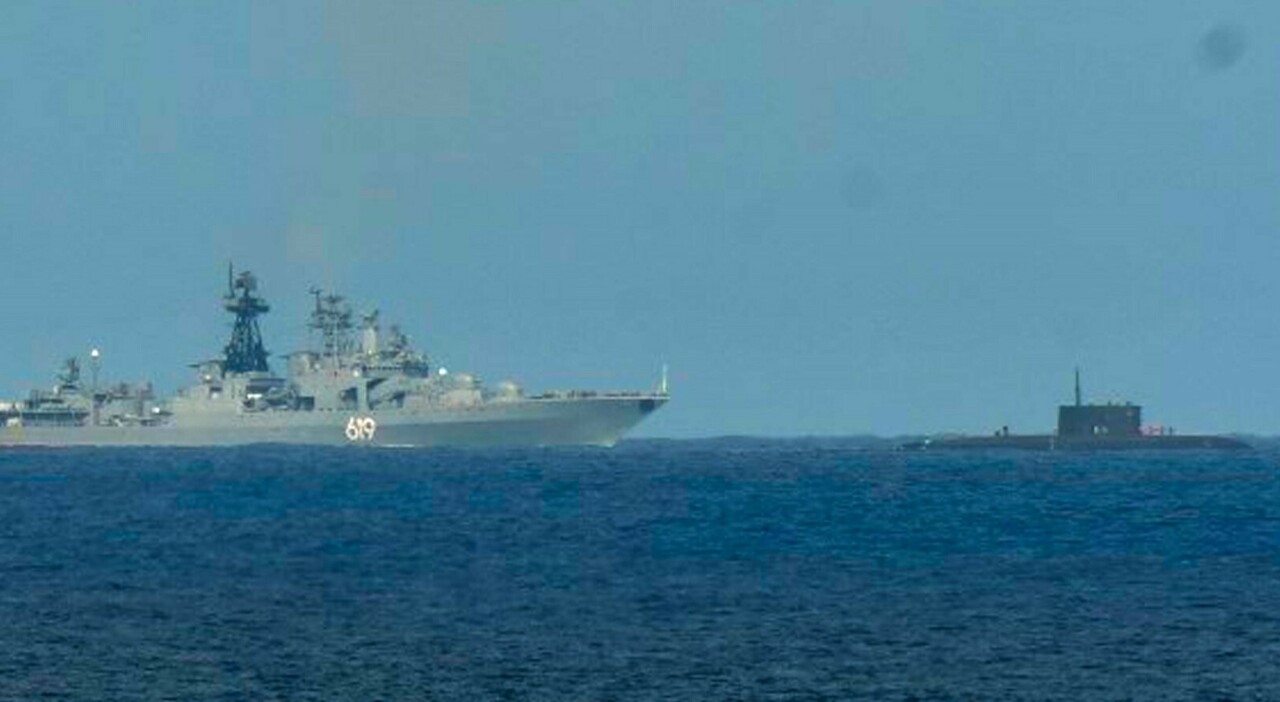 Nave da guerra italiana faccia a faccia con un sottomarino russo nel ...