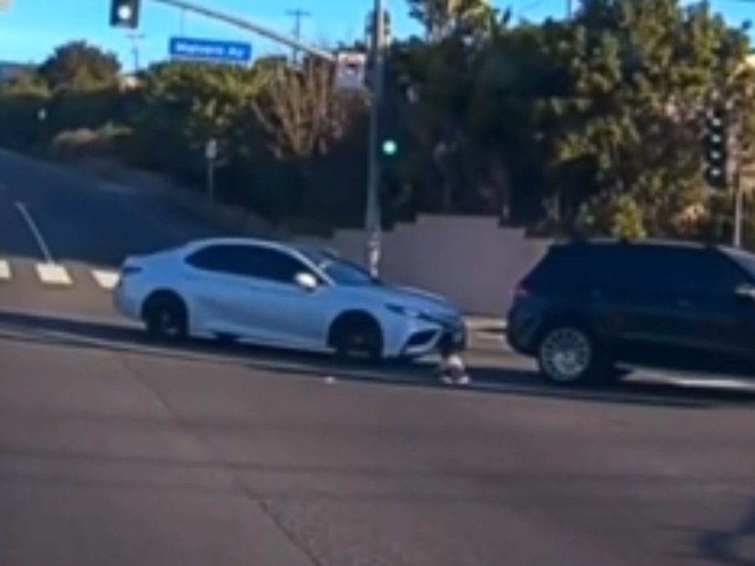 In the middle of an intersection: Toddler falls out of car