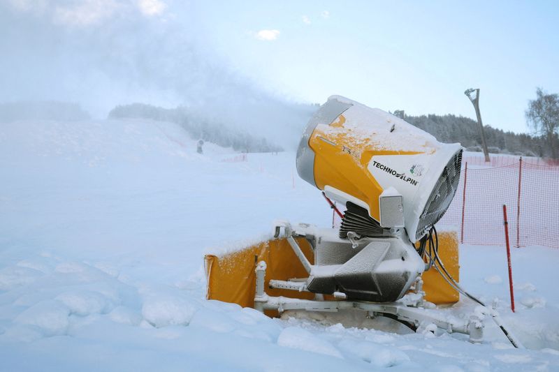 Olympics-snowmakers feel the heat as climate change tests Milano ...