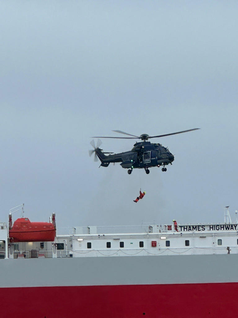 Manövrierunfähiger Frachter auf dem Weg nach Emden