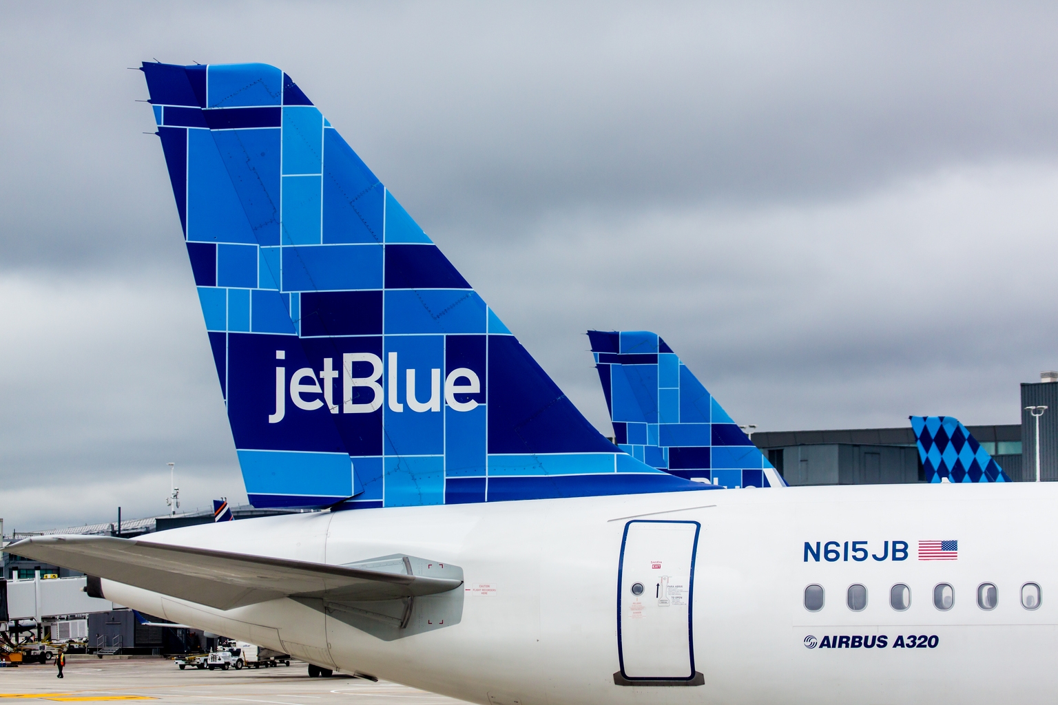 JetBlue sinks further into the red on lower capacity, higher operating ...