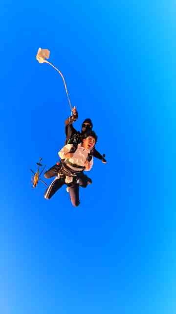 The moment everything drops in skydiving