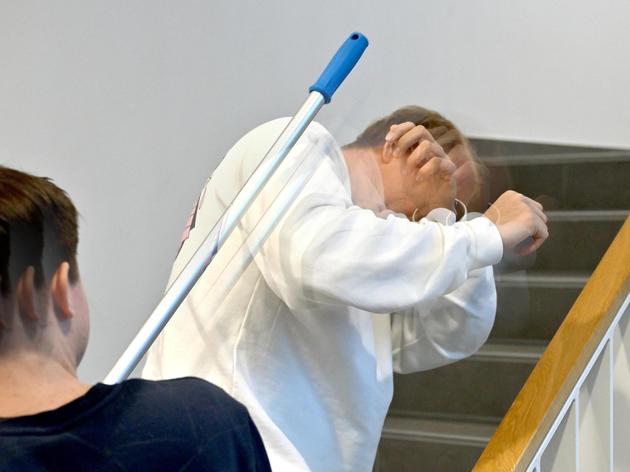 „War ein paar Sekunden weg“: Vater-Sohn-Duo soll Mann misshandelt und ...