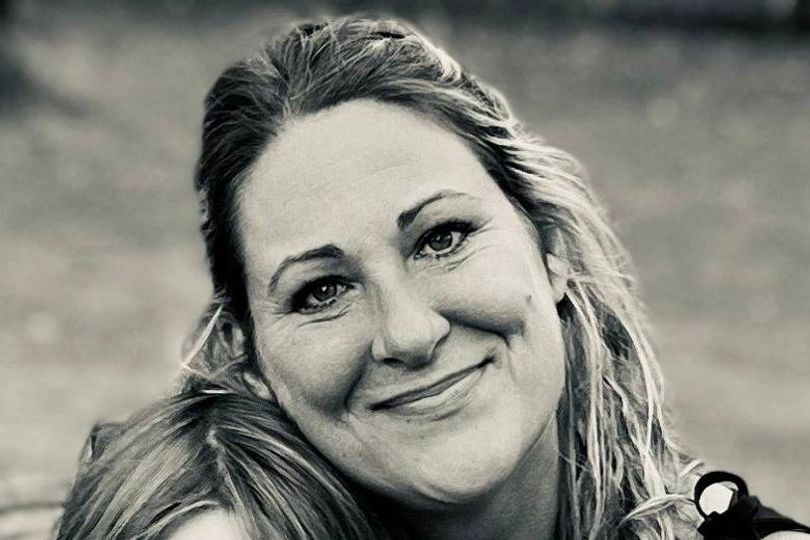 Woman, 44, dies on flight to UK after dozing off on mum's shoulder