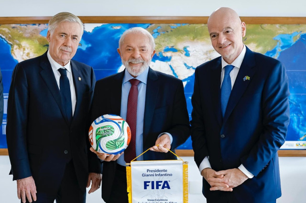 Lula faz brincadeira com Carlo Ancelotti e sugere ida ao Corinthians ...