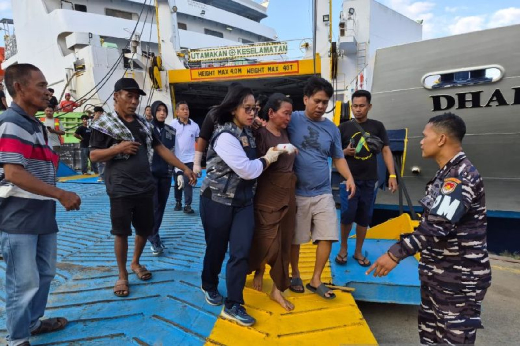 Prajurit TNI AL bergerak cepat evakuasi penumpang korban kapal miring ...