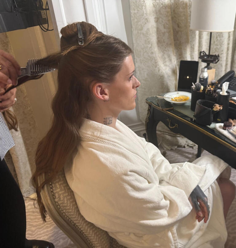 Dans sa suite, Ethel Cain répond à quelques questions avant le premier ...