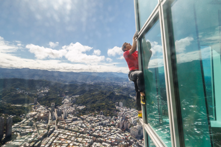 Taipei 101 turns into a viral climbing spot as Taiwan locals try Alex ...