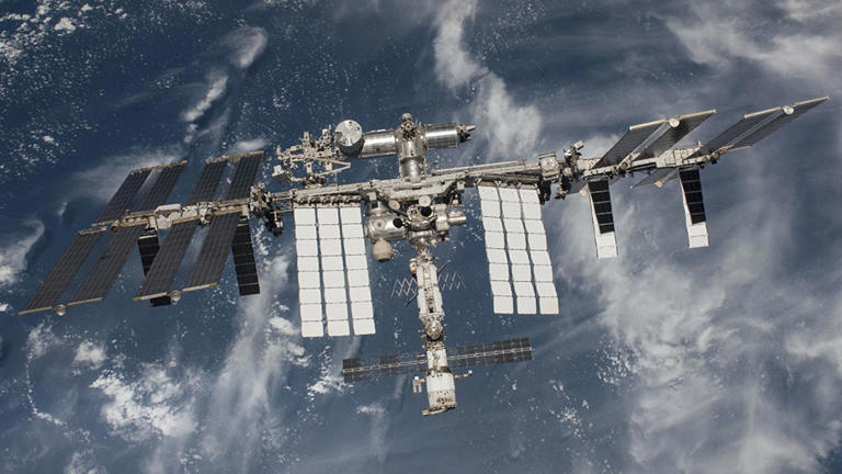 La Estación Espacial Internacional realiza un reimpulso y se sitúa a ...