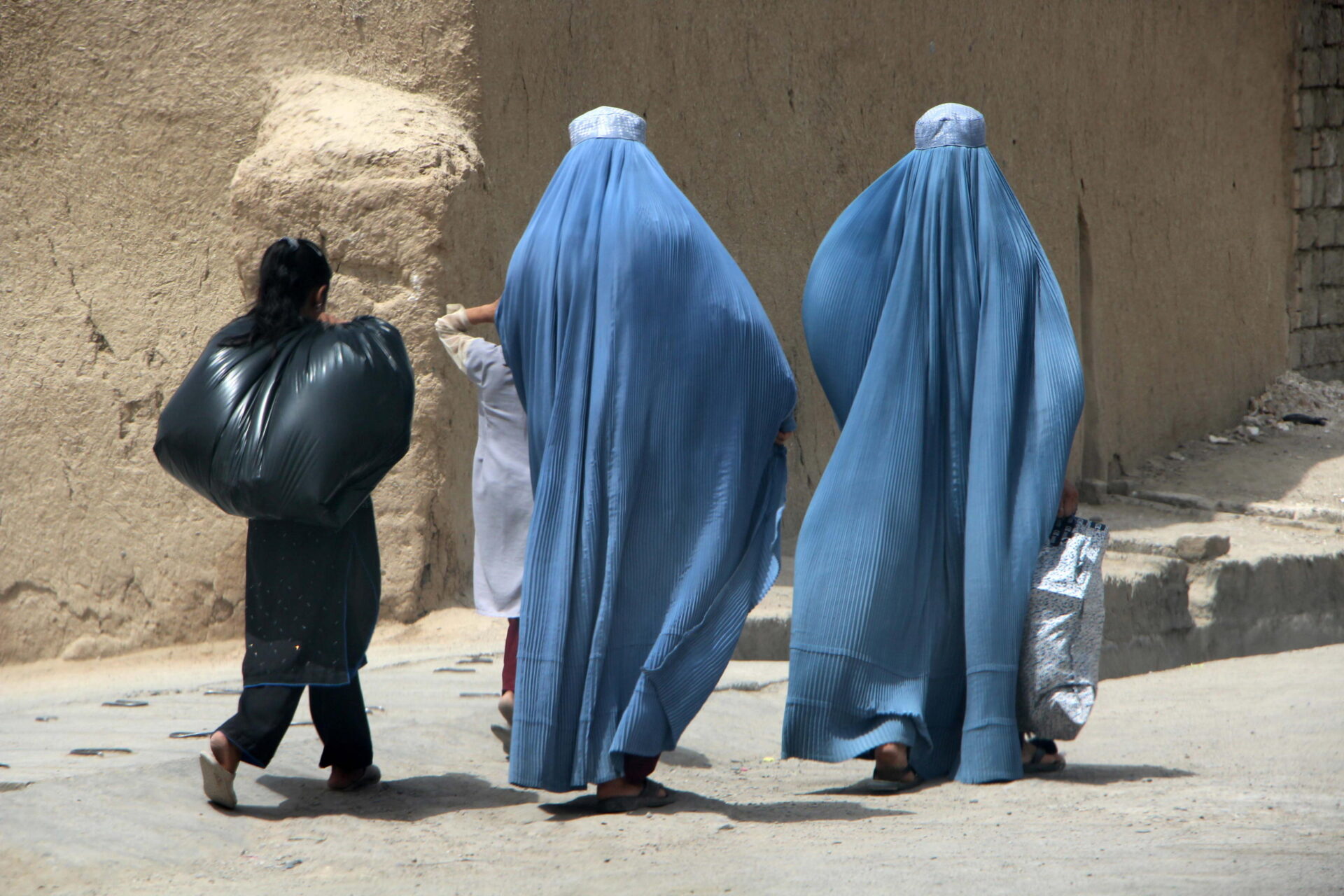Afghanistan: il nuovo codice penale talebano legalizza (anche) la schiavitù