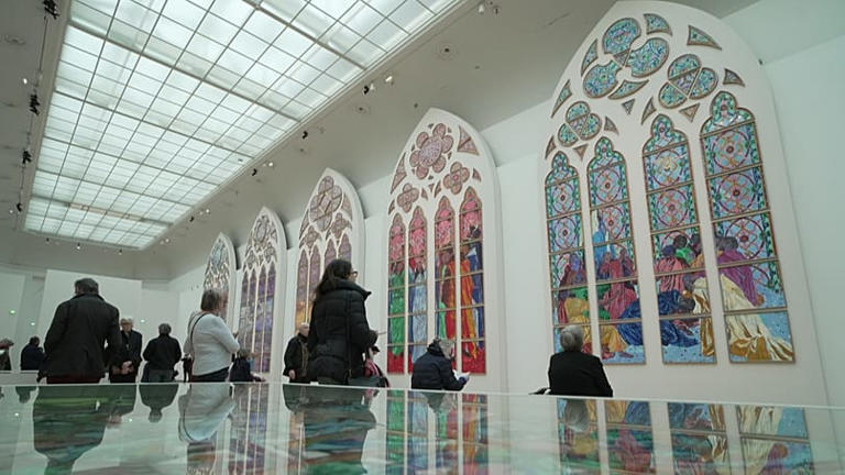 Le pape a-t-il vraiment snobé Emmanuel Macron à propos des vitraux de ...