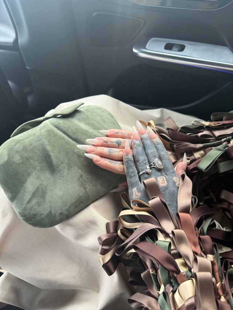 Dans sa suite, Ethel Cain répond à quelques questions avant le premier ...