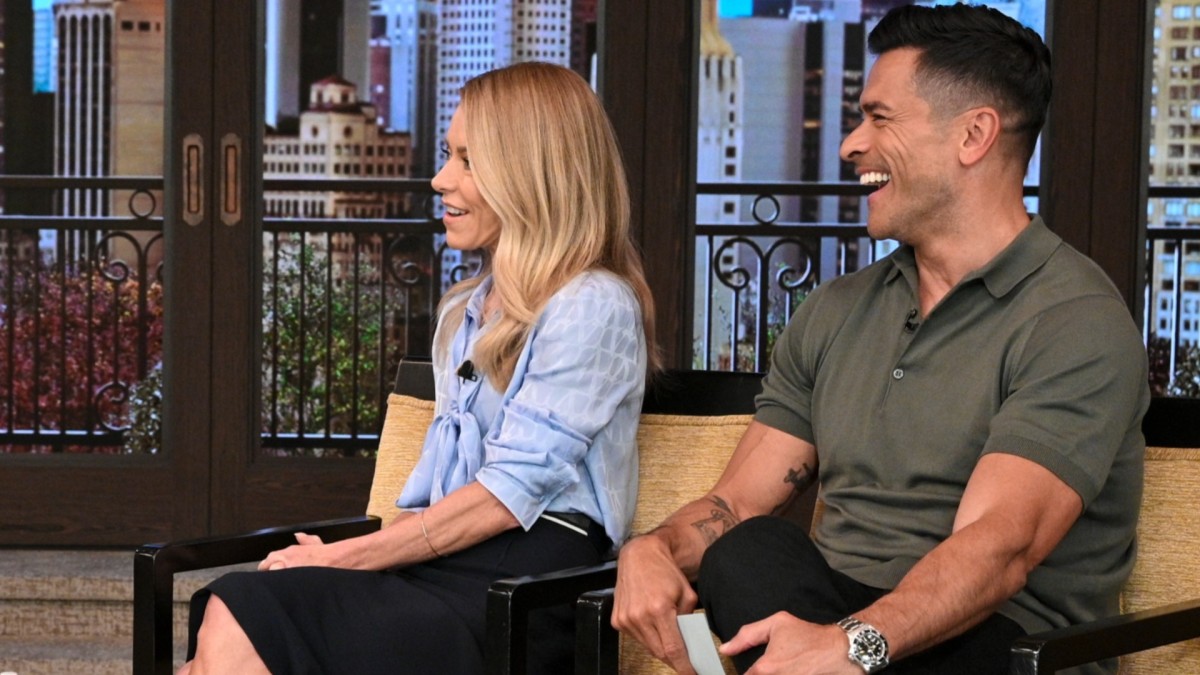 Kelly Ripa and Mark Consuelos host 'Live' without audience due to ...