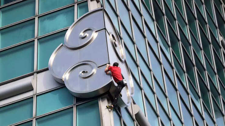 Taipei 101 turns into a viral climbing spot as Taiwan locals try Alex ...