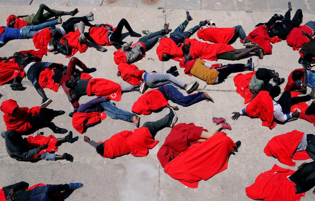 España aprueba decreto para regularizar a medio millón de migrantes