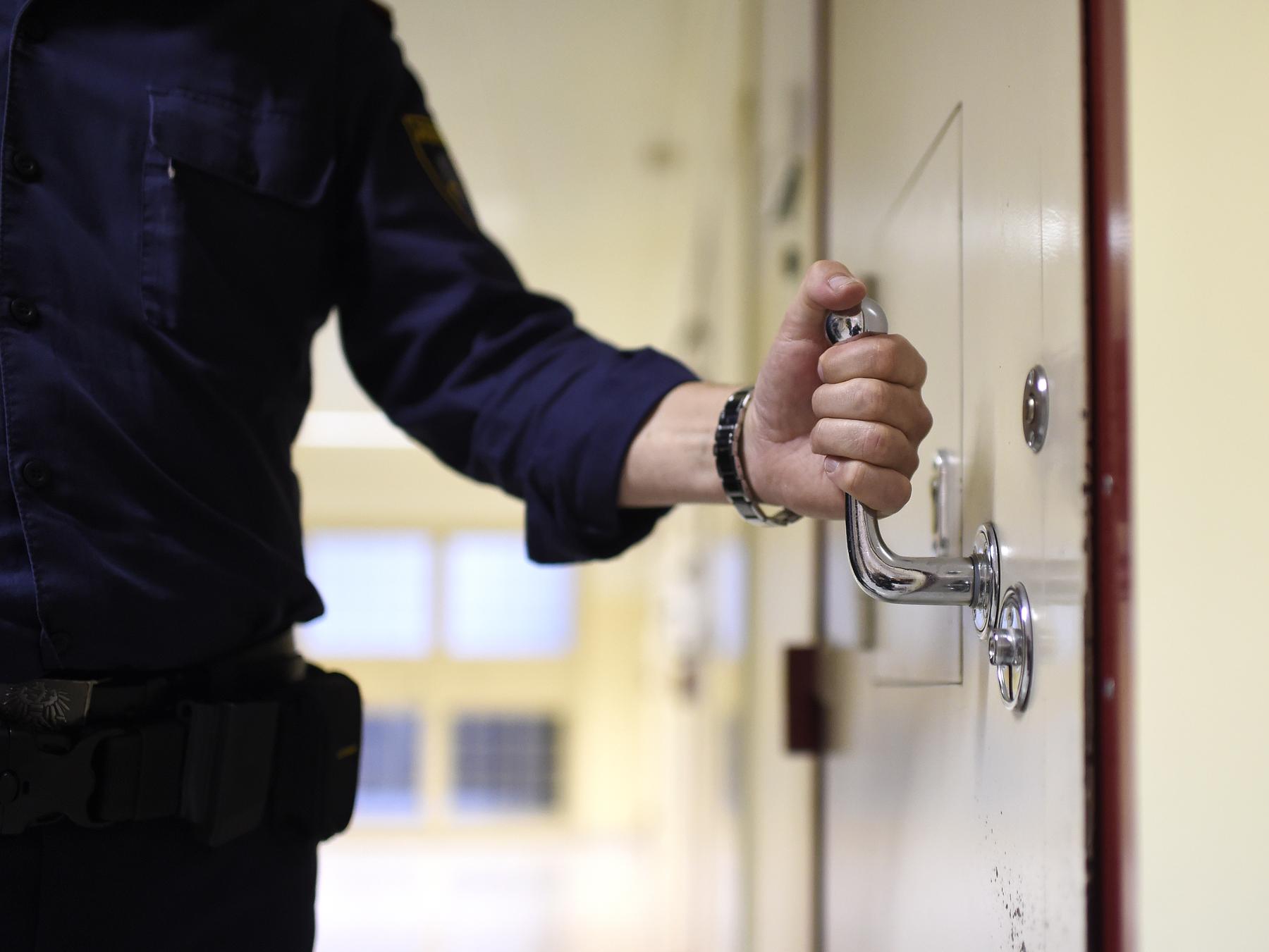 Insasse der JA Hirtenberg gestorben: Ermittlungen gegen zwölf Beamte