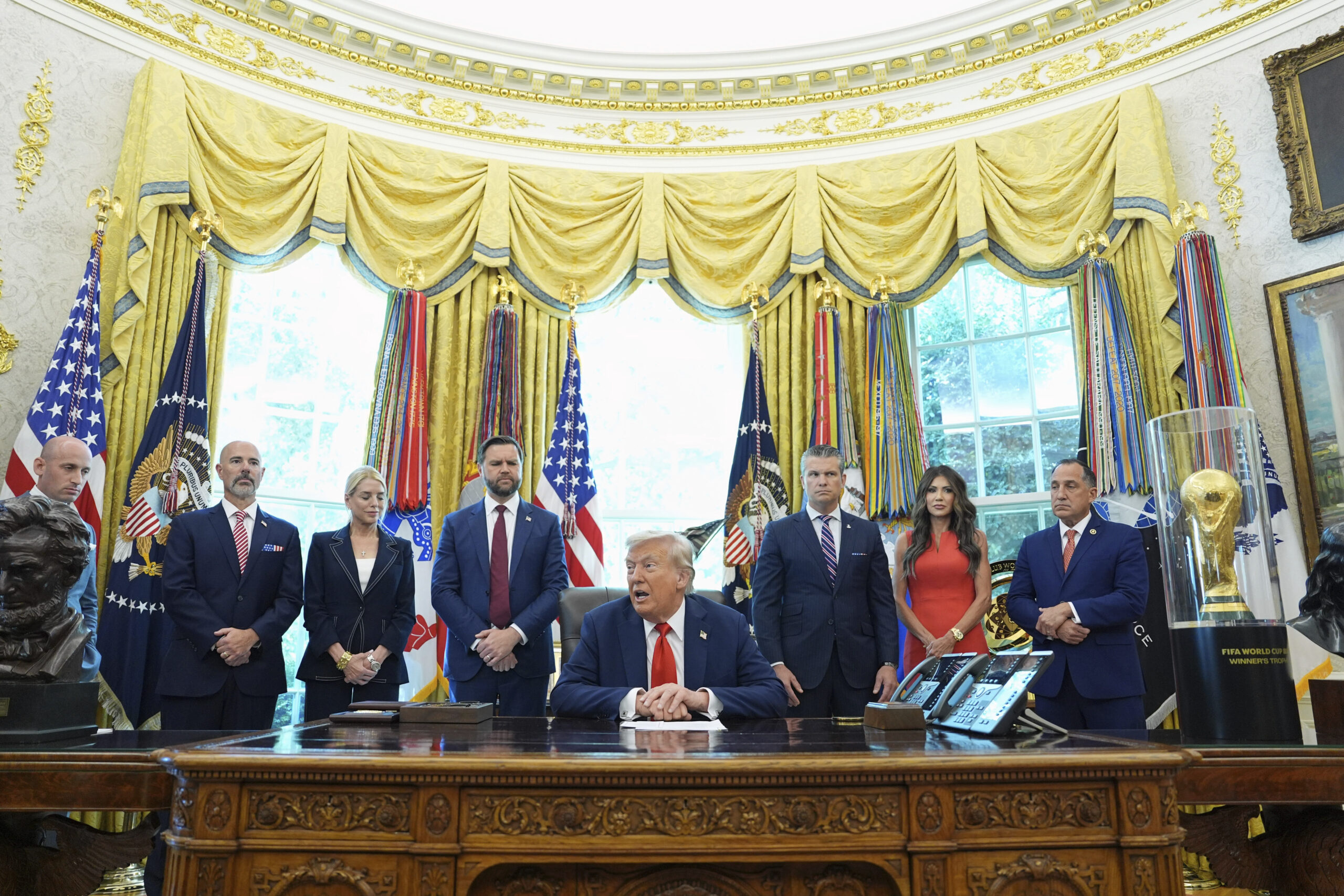 Trump is setting himself up for failure by hanging on to his team of ...