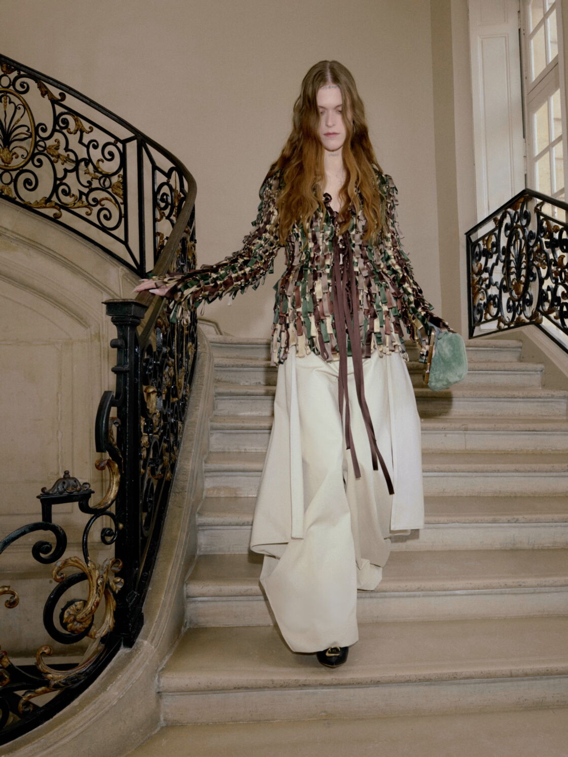 Dans sa suite, Ethel Cain répond à quelques questions avant le premier ...